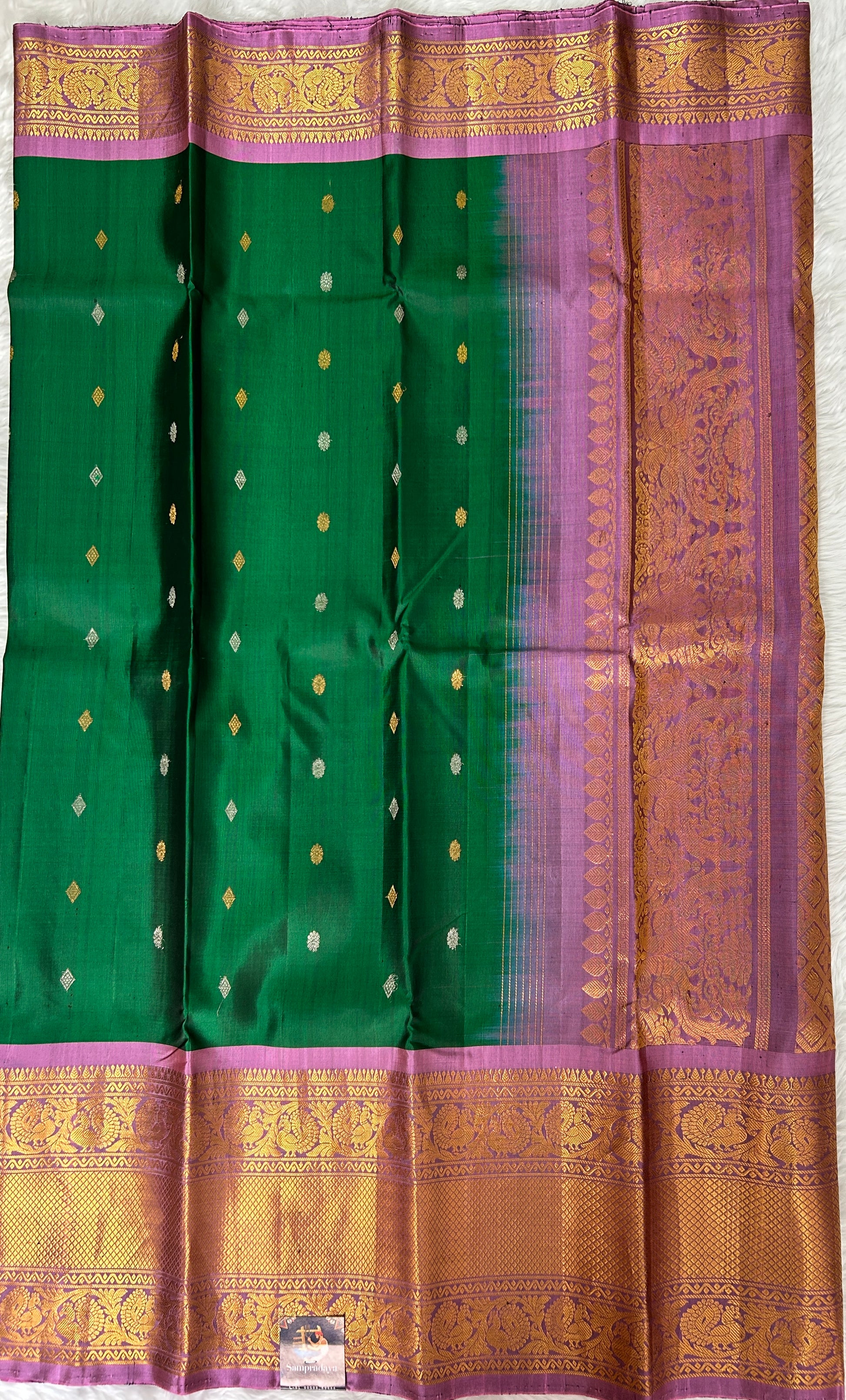 Gadwal Pattu Saree Leaf Green Colored Complemented With a Pattu Onion ...